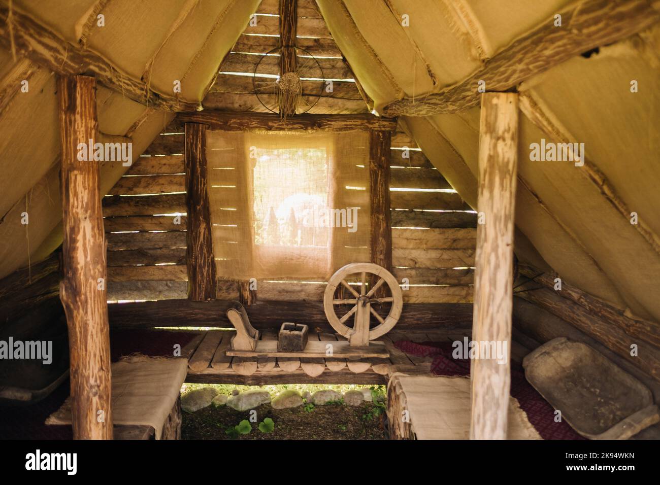 Struttura a telaio triangolare in legno immagini e fotografie stock ad alta risoluzione - Alamy