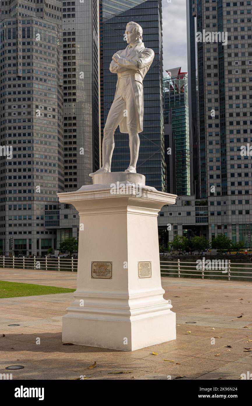 Statua di Sir Stamford Raffles a Boat Quay, Singapore, con un posto ...