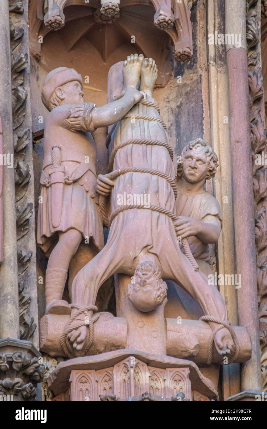 La Crocifissione di San Pietro sulla facciata gotica della Cattedrale di Strasburgo di nostra ...
