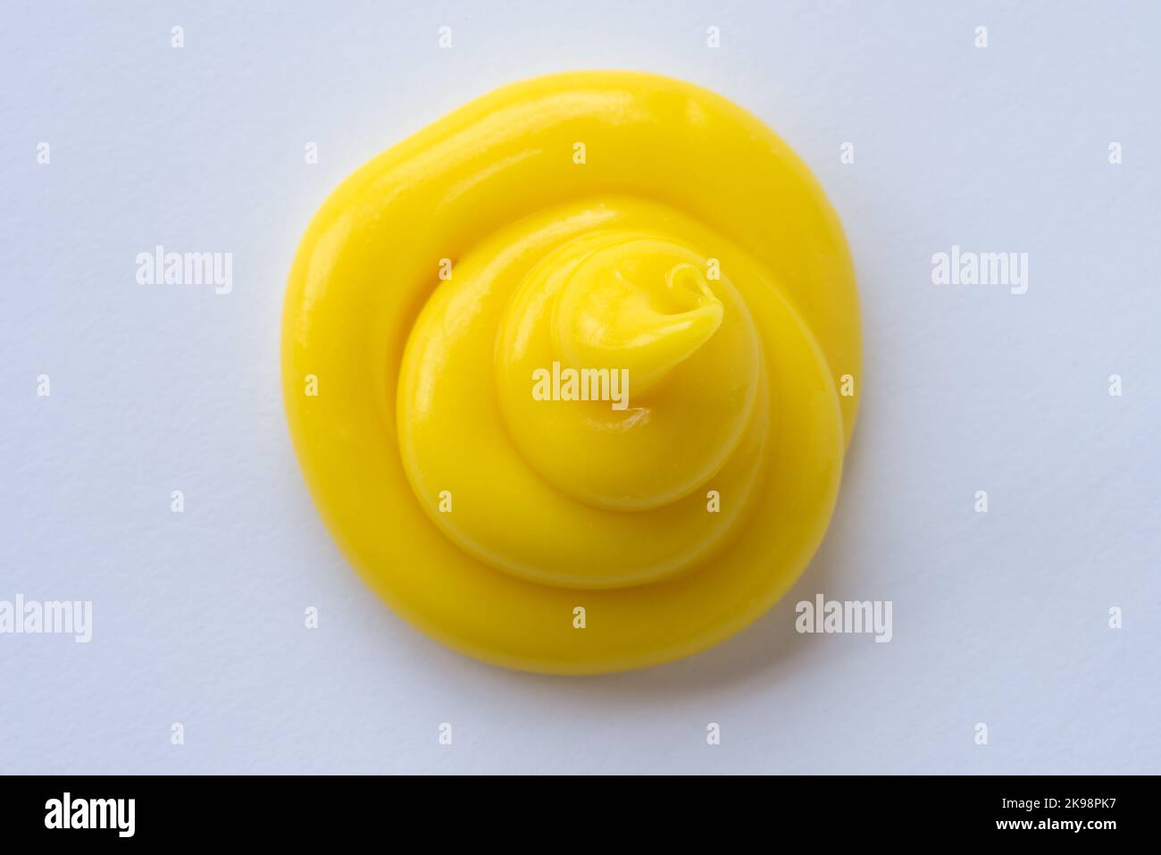 Glassa gialla immagini e fotografie stock ad alta risoluzione - Alamy