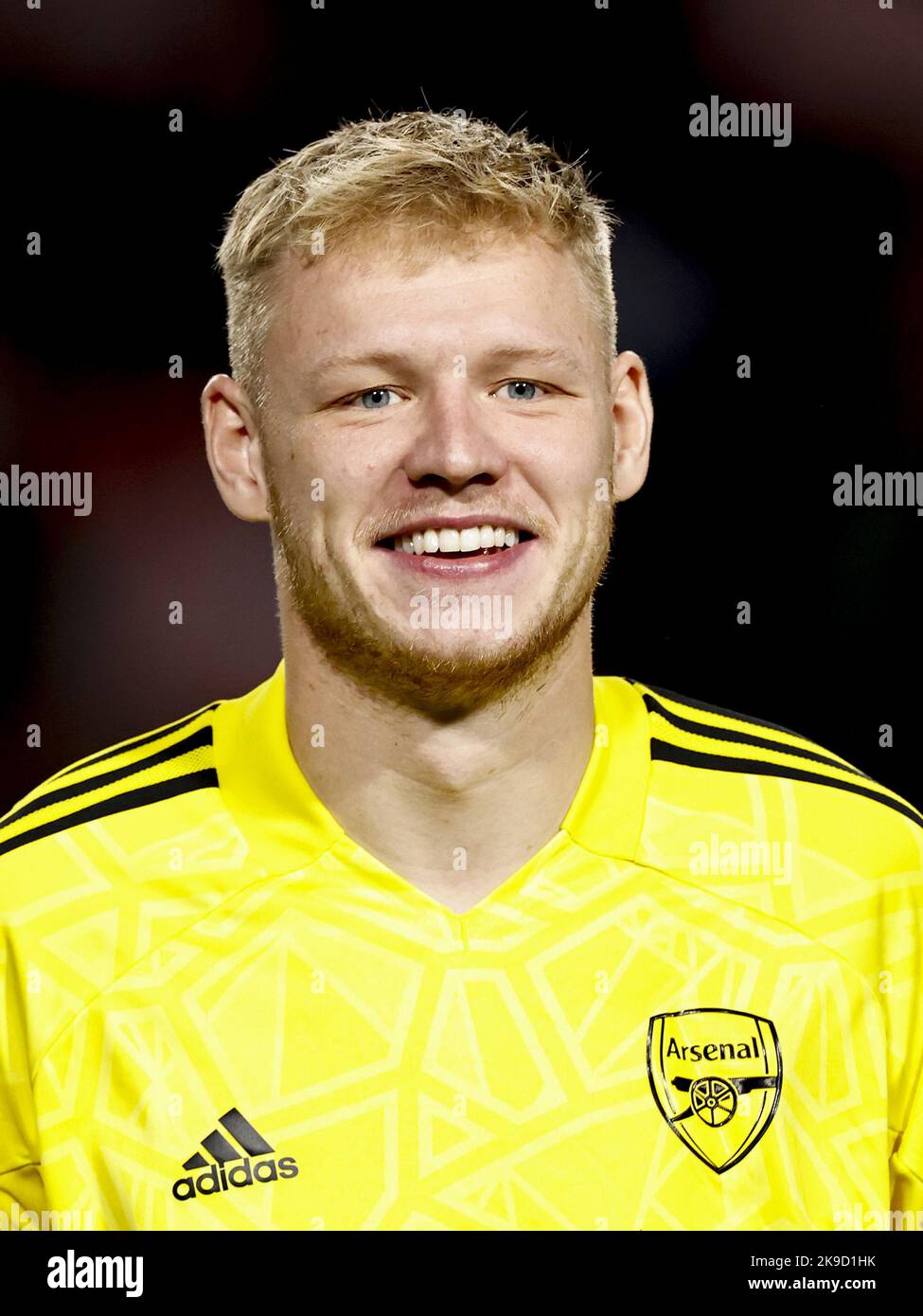 Una azione completa vista frontale calcio giallo immagini e fotografie ...