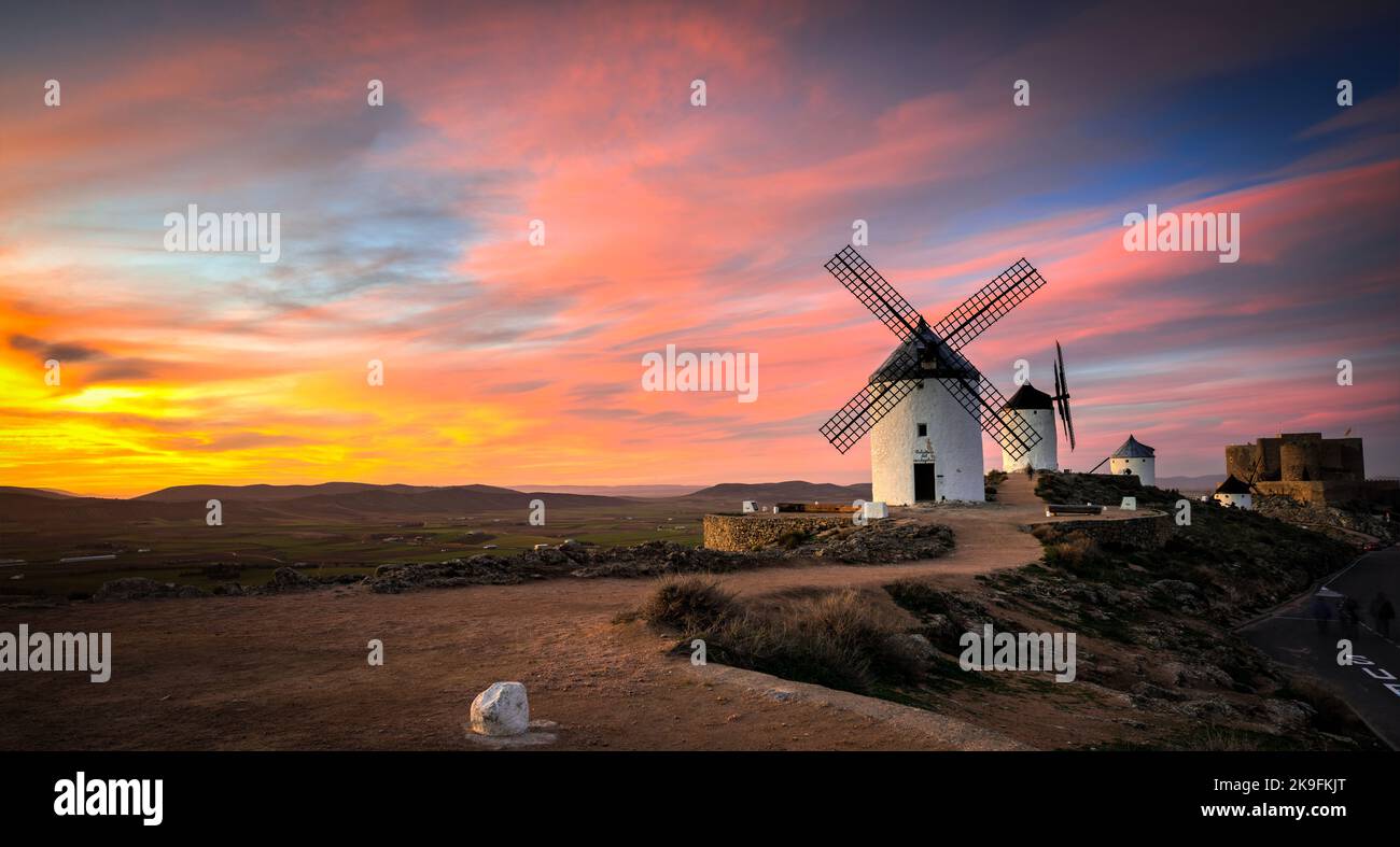 Mulini a vento con tetti conici immagini e fotografie stock ad alta ...