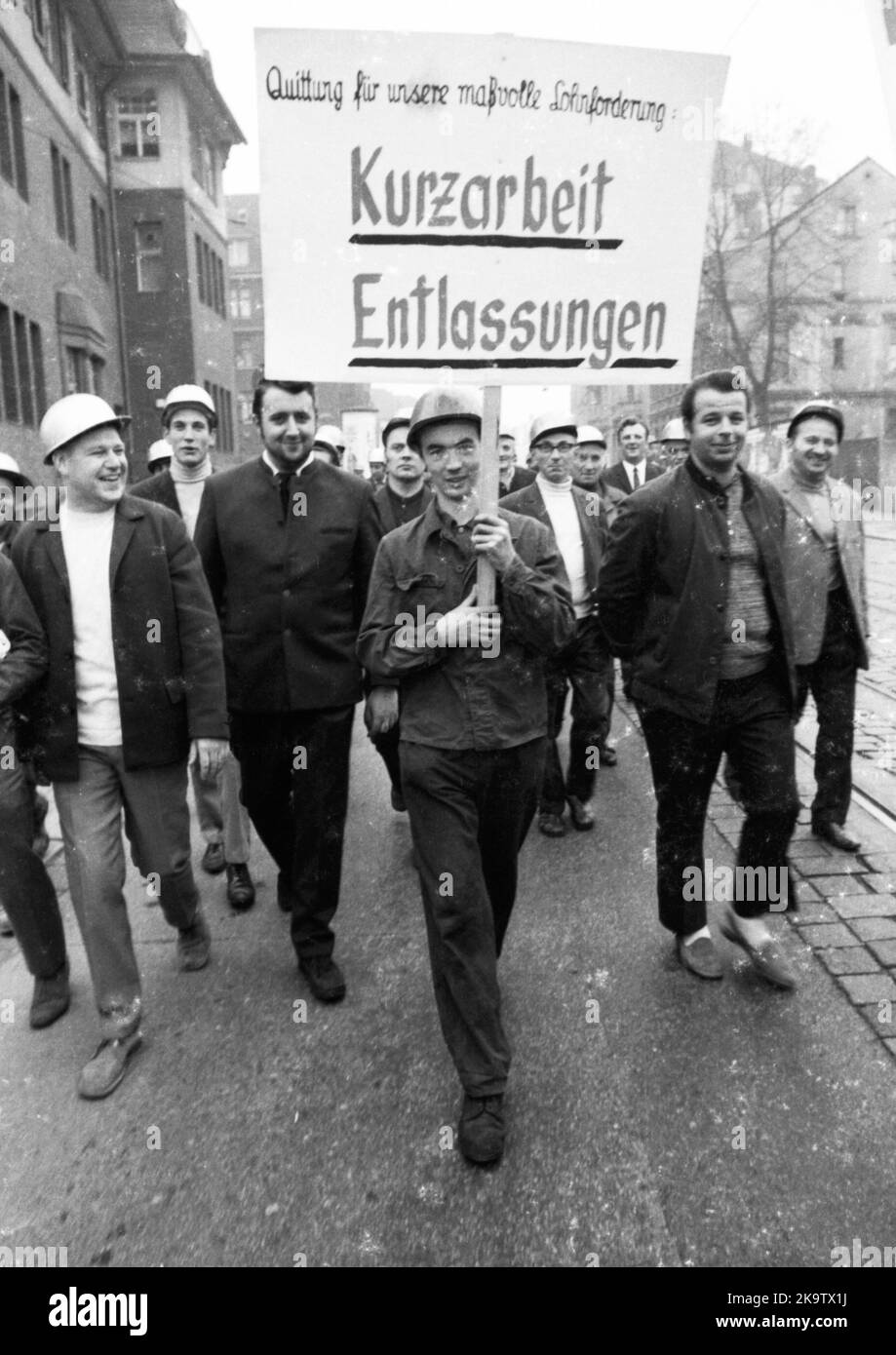 4000 operai dell'acciaieria Suedwestfalen AG sono scesi in strada a ...