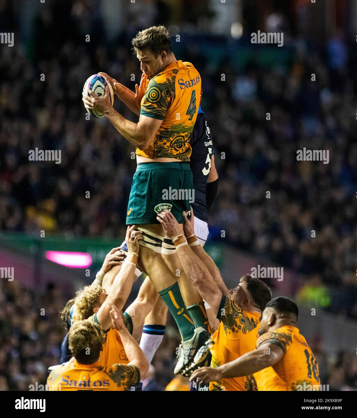 Scozia Ottobre 29th : Nick Frost of Australia vince la line-out durante ...