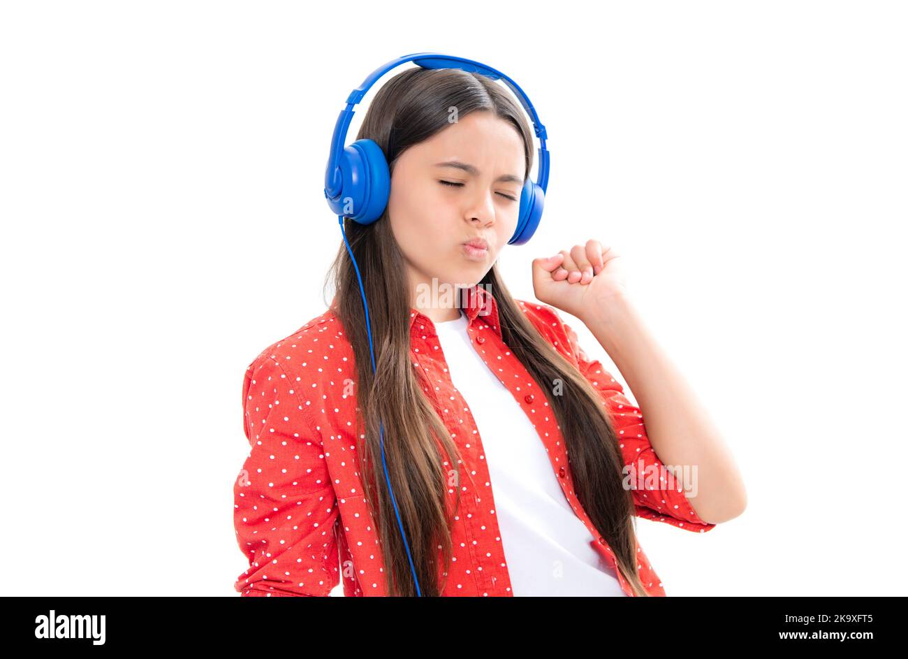 Concetto di musica per bambini. La bambina adolescente balla a ritmo di ...