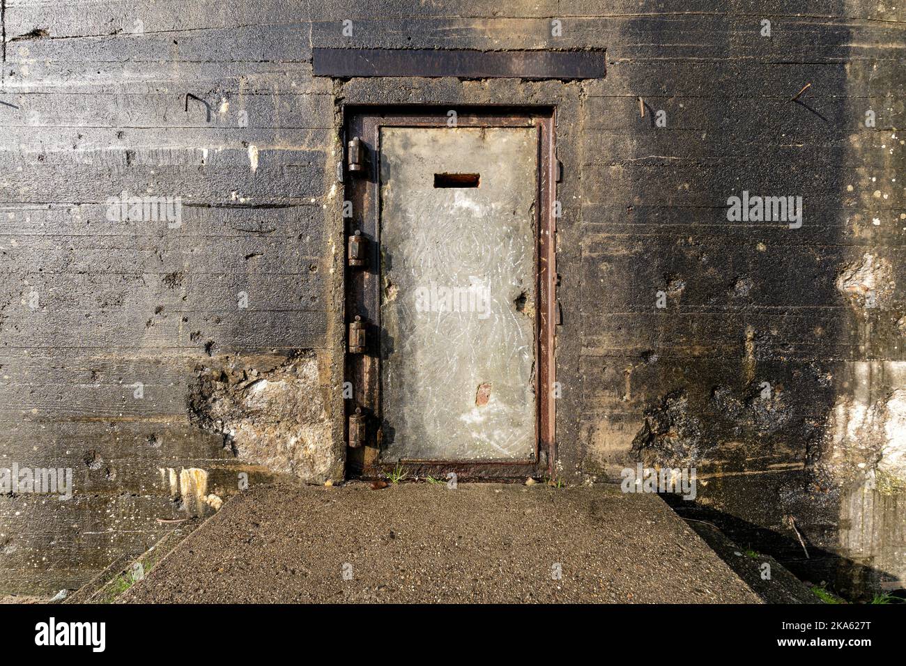 La porta del bunker immagini e fotografie stock ad alta risoluzione - Alamy