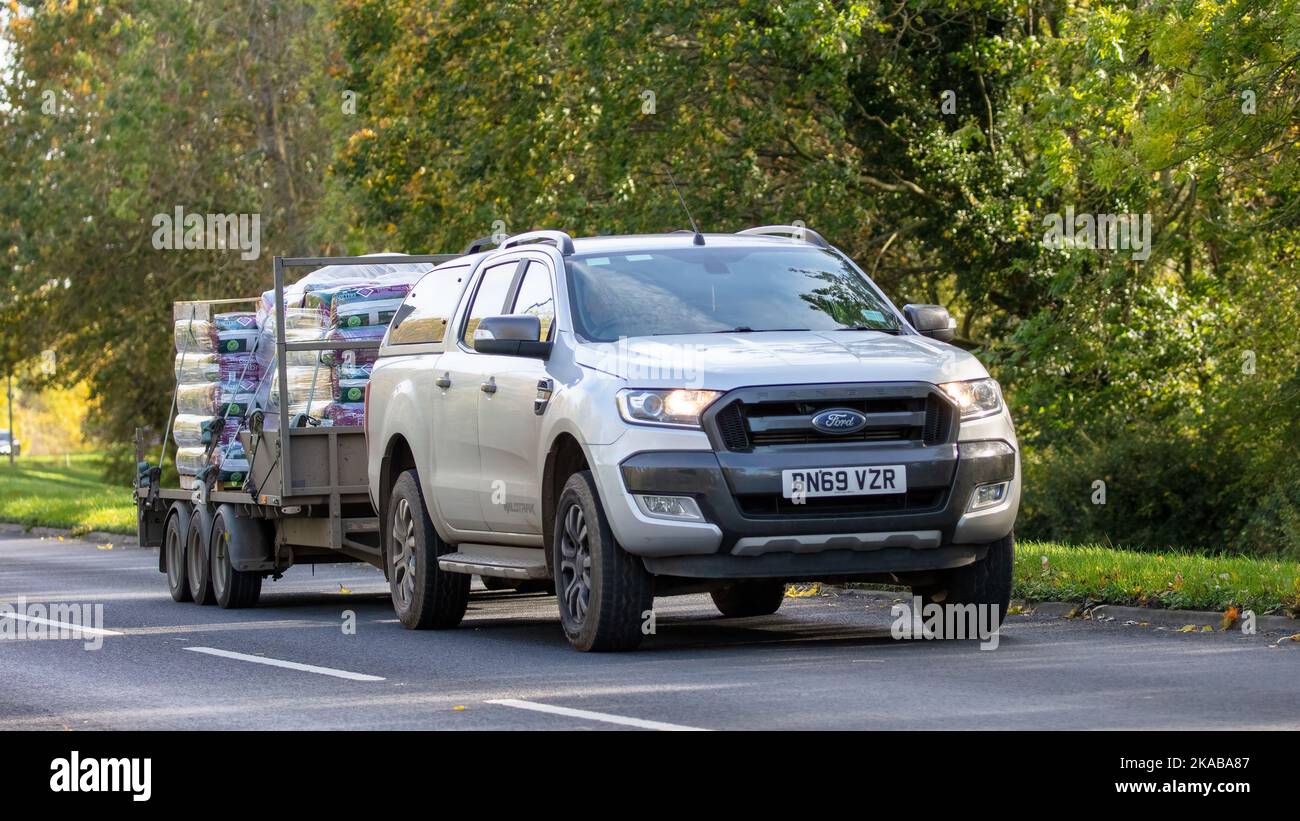 Trainare un rimorchio con auto immagini e fotografie stock ad alta ...