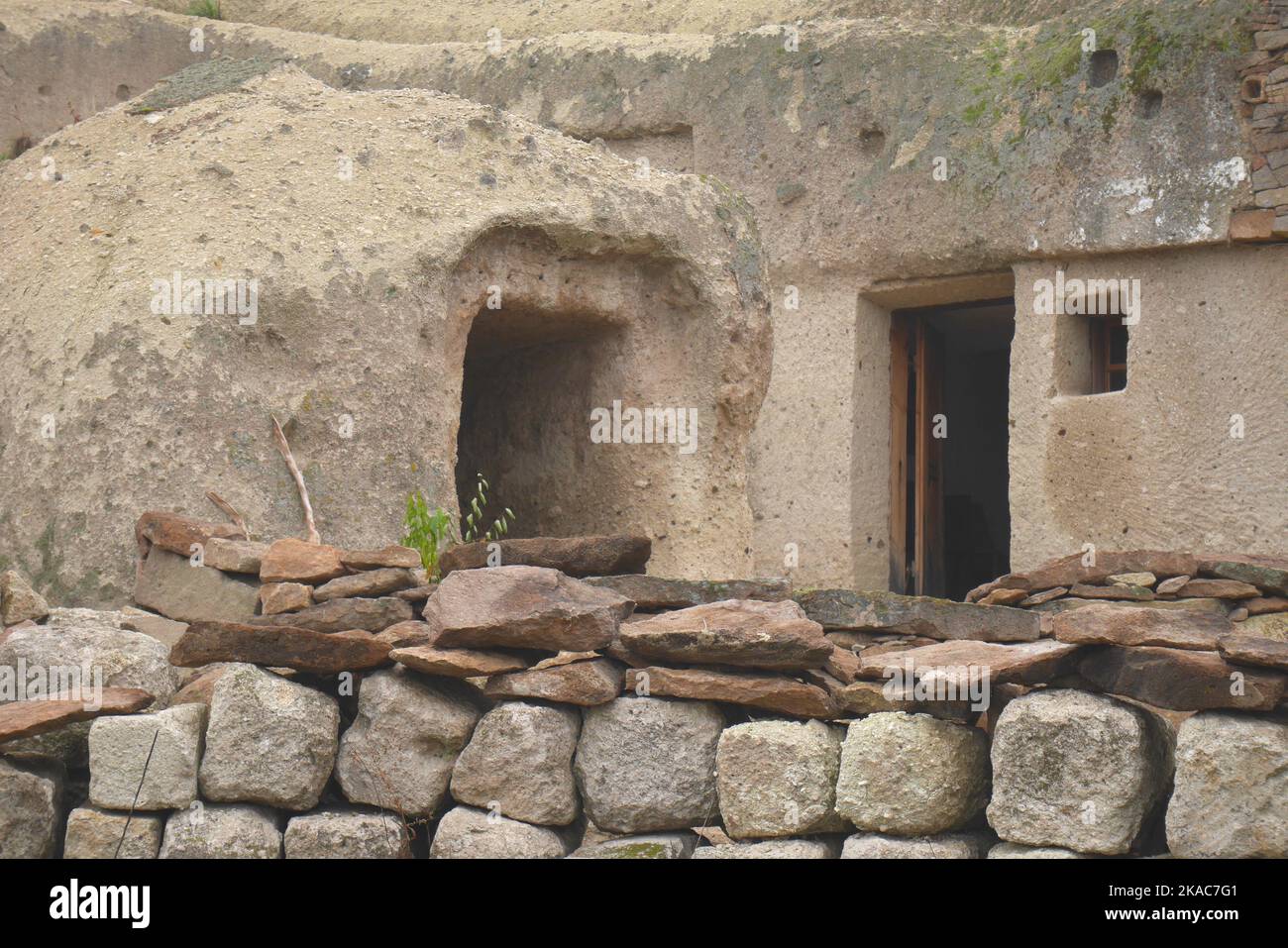Abitazioni rupestri di noszvaj immagini e fotografie stock ad alta ...