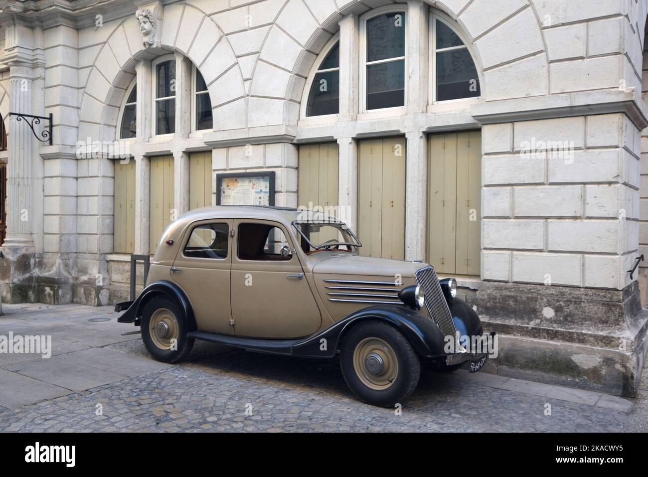 Vecchia renault classica immagini e fotografie stock ad alta ...