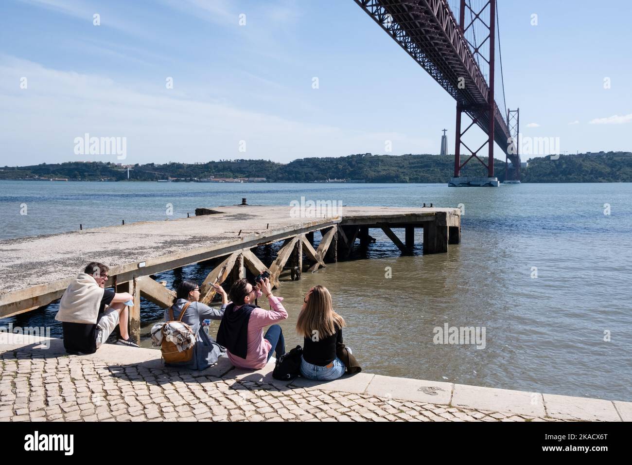TURISTI, PONTE SOSPESO: Ponte 25 de Abril e Santuário de Cristo Rei ...