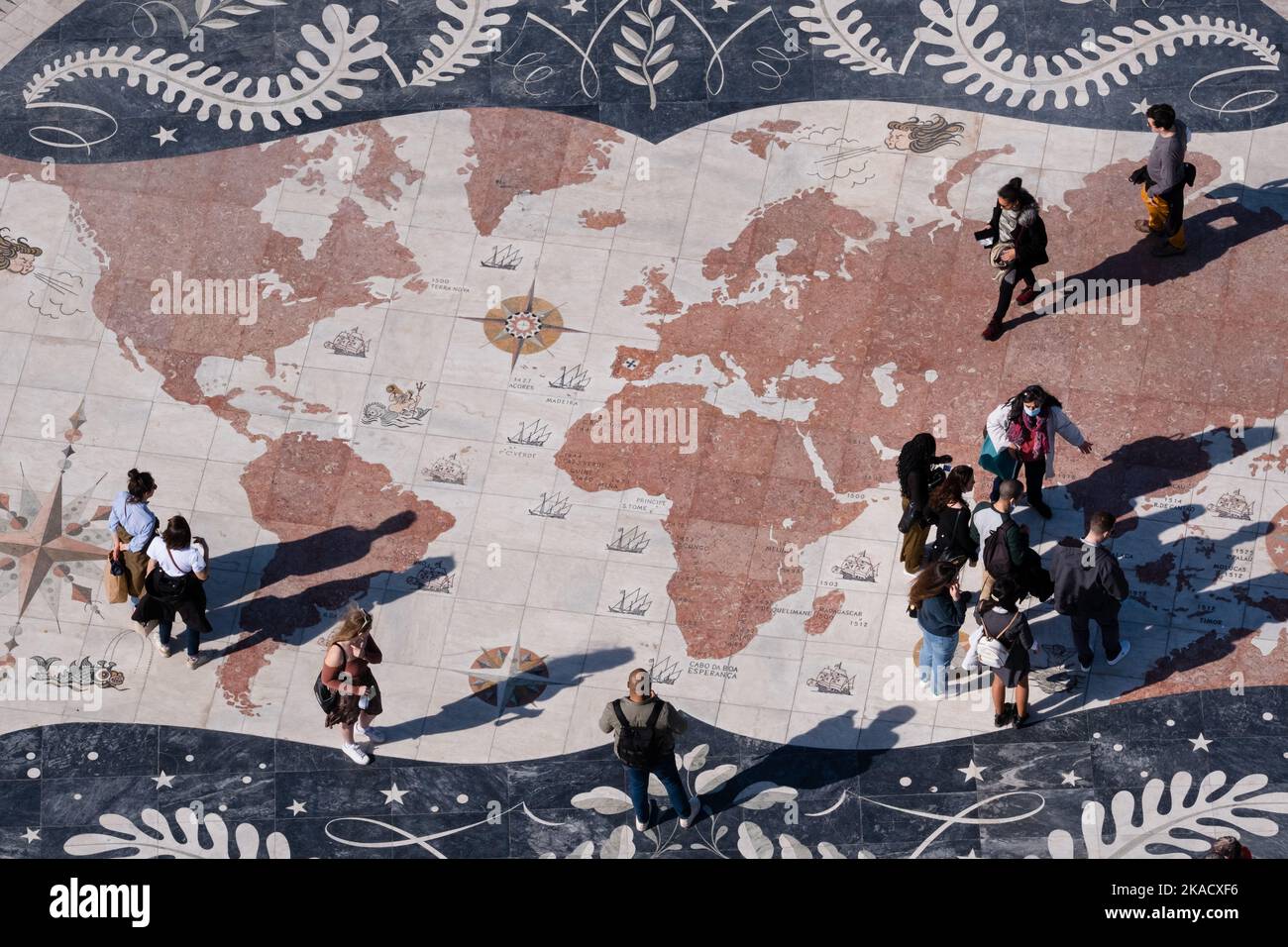 EYRIEAL VIEW, WORLD MAP: Turisti sulla mappa del mondo Rose Compass ...