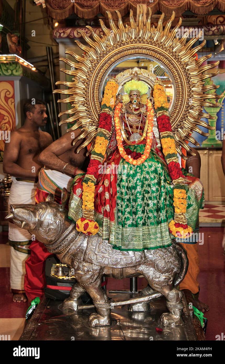 I devoti indù del Tamil collocano l'idolo di Lord Ganesh in cima al suo vahana di topo in ...