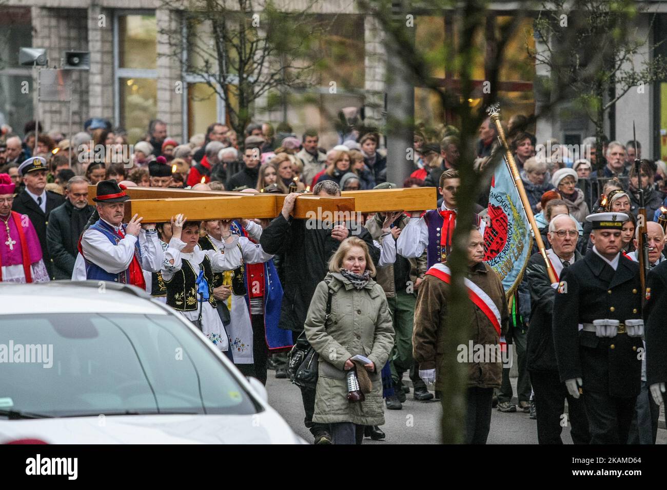 Le persone che frequentano la processione della Via Crucis si vedono il ...