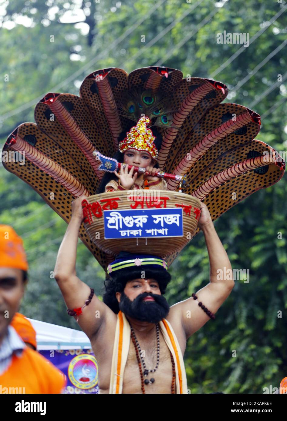 Una coppia si pone come Sri Krishna e Radha su un galleggiante simile a ...