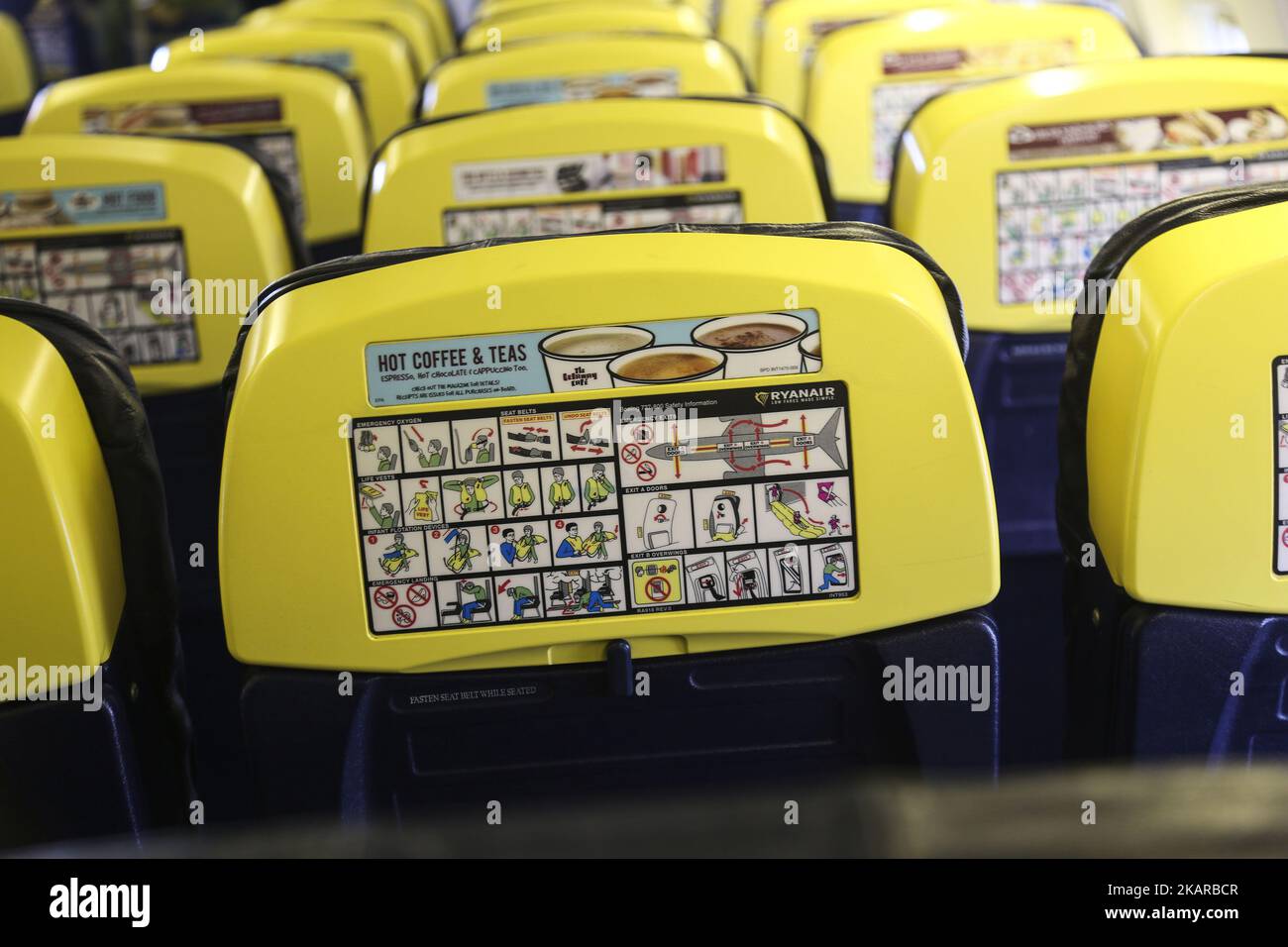 Ryanair boeing 737 800 interior view immagini e fotografie stock ad ...