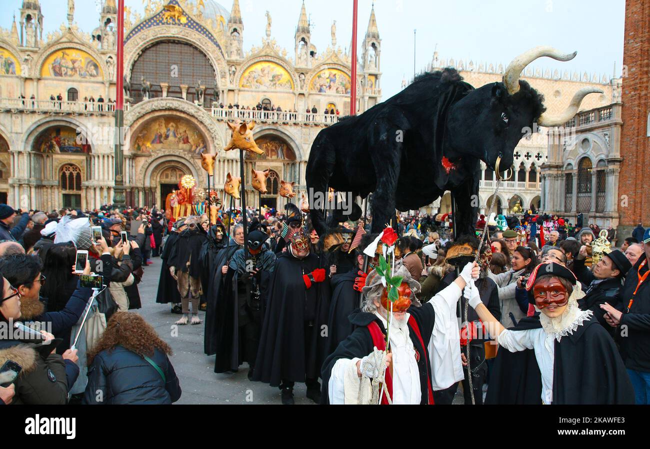 Il toro arriva in Piazza San Marco durante le tradizionali ...