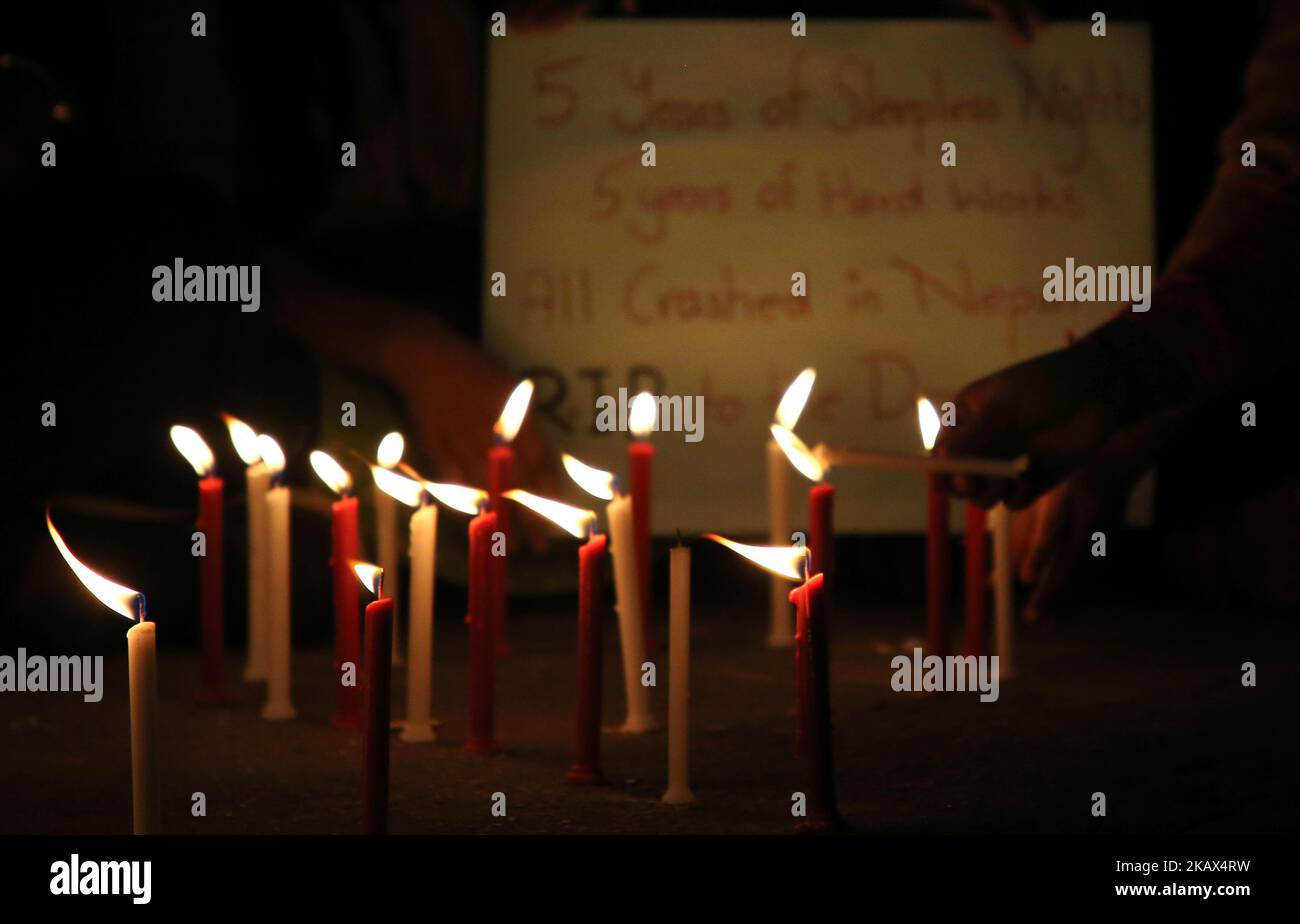 Gli studenti nepalesi che studiano in Bangladesh tengono una veglia a ...