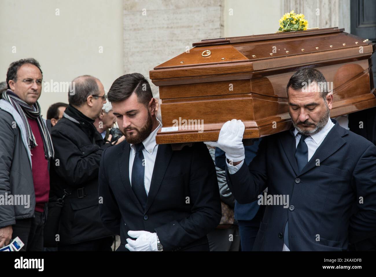 Una folla di amici, colleghi e gente comune - molti Romani, che si ...