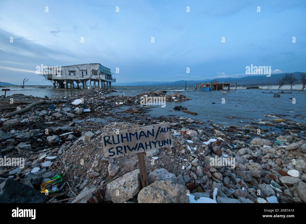 La condizione della costa di Palu Bay un anno dopo lo tsunami a Kampung ...