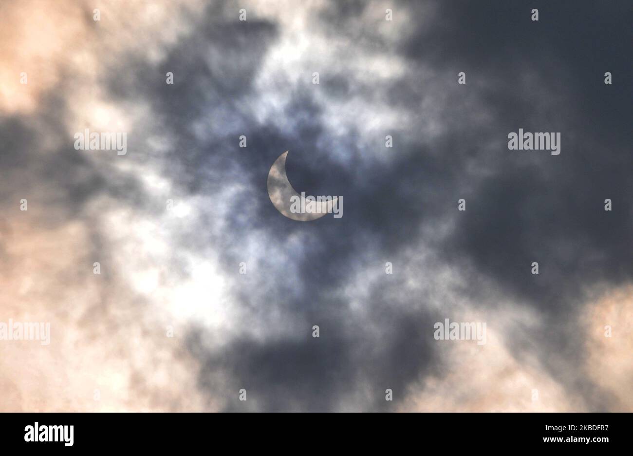 I visitatori osservano il fenomeno di un'eclissi solare parziale (GMP ...