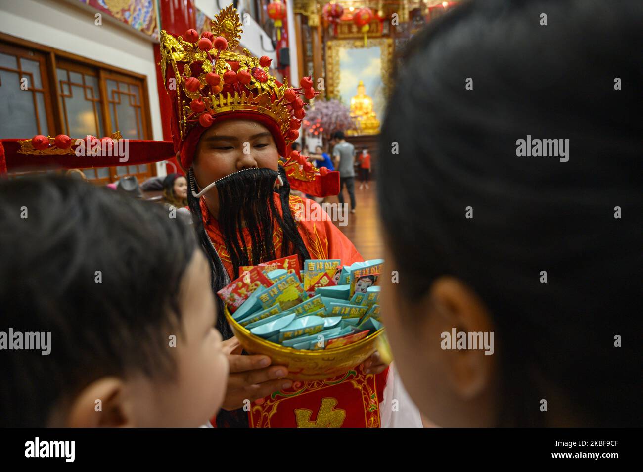 Chinese descendants wearing traditional clothing when sharing ang pao ...