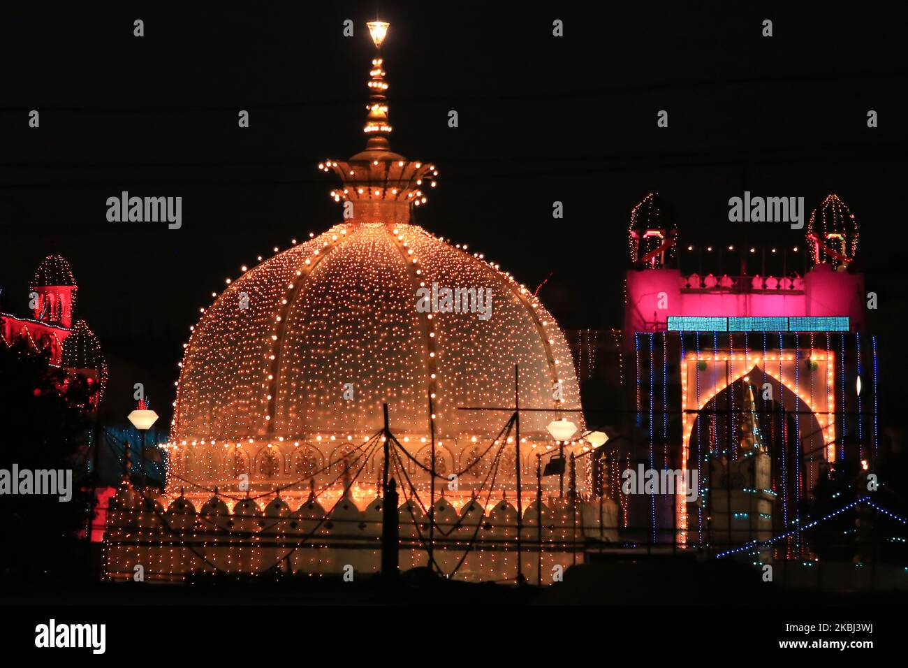 Vista del santuario illuminato del santo sufi khwaja moinuddin chishti ...