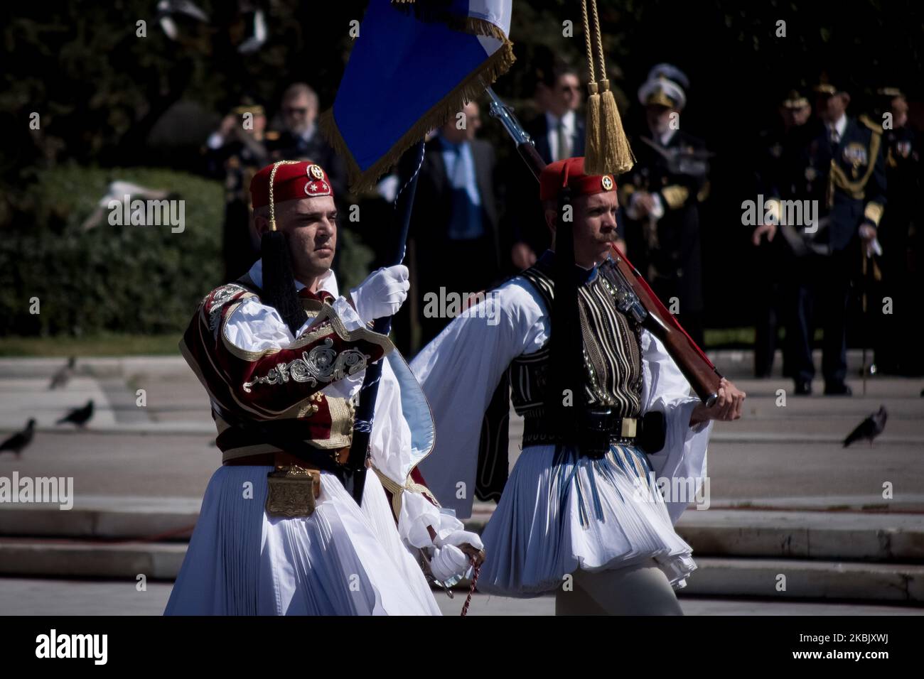 Le guardie centrali greche marciano durante una cerimonia di ...