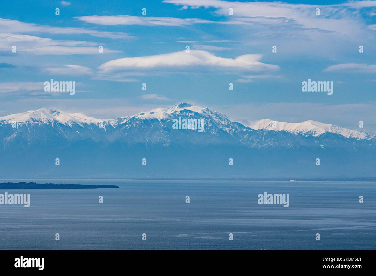 Monte Olimpo innevato come si vede dalla città di Salonicco in Grecia ...