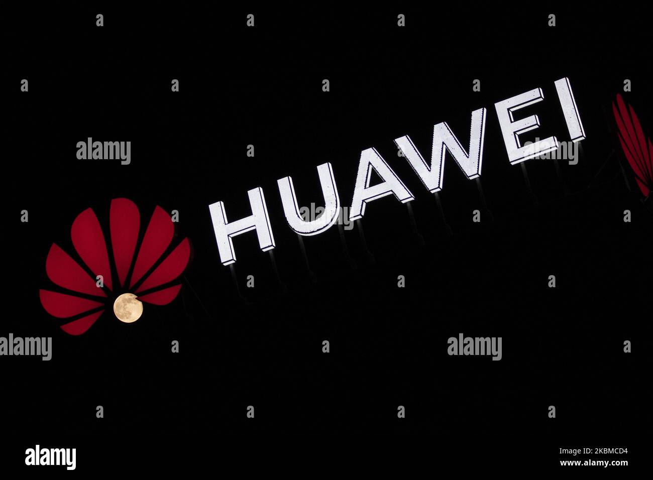 Il logo Huawei è visto in cima ad un edificio nel centro di Varsavia ...