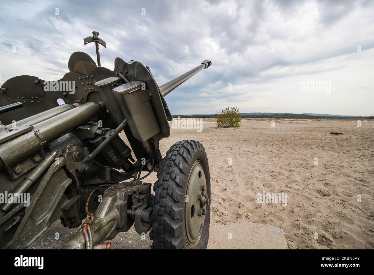 85 mm Divisional Gun D-44 in piedi come una mostra a un deserto di ...