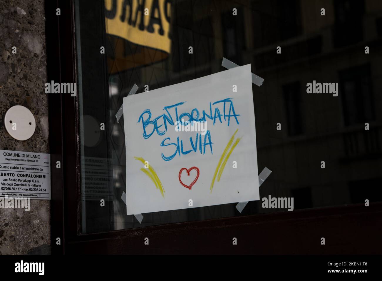 'Bentornata Silvia' (Welcome Silvia) legge un banner messo sulla porta ...