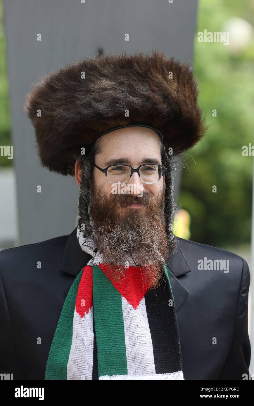 Ultra-Orthodox Jewish rabbi wearing a scarf with the Palestinian flag ...
