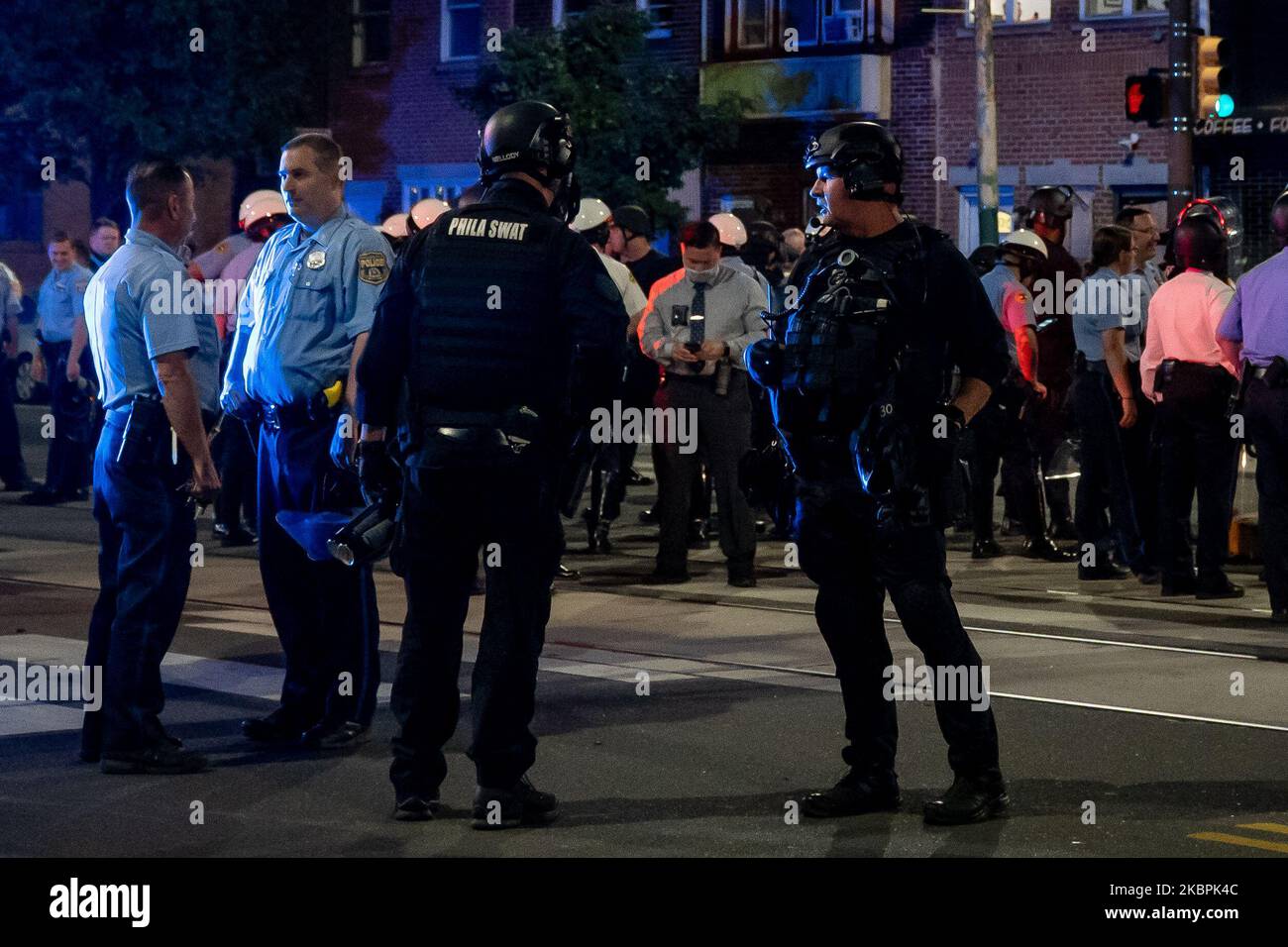 La polizia in uniforme di Philadelphia e le unità SWAT si preparano a ...