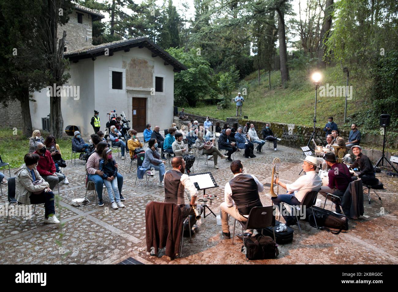 La gente guarda Una band di strada italiana suonare nei pressi del ...