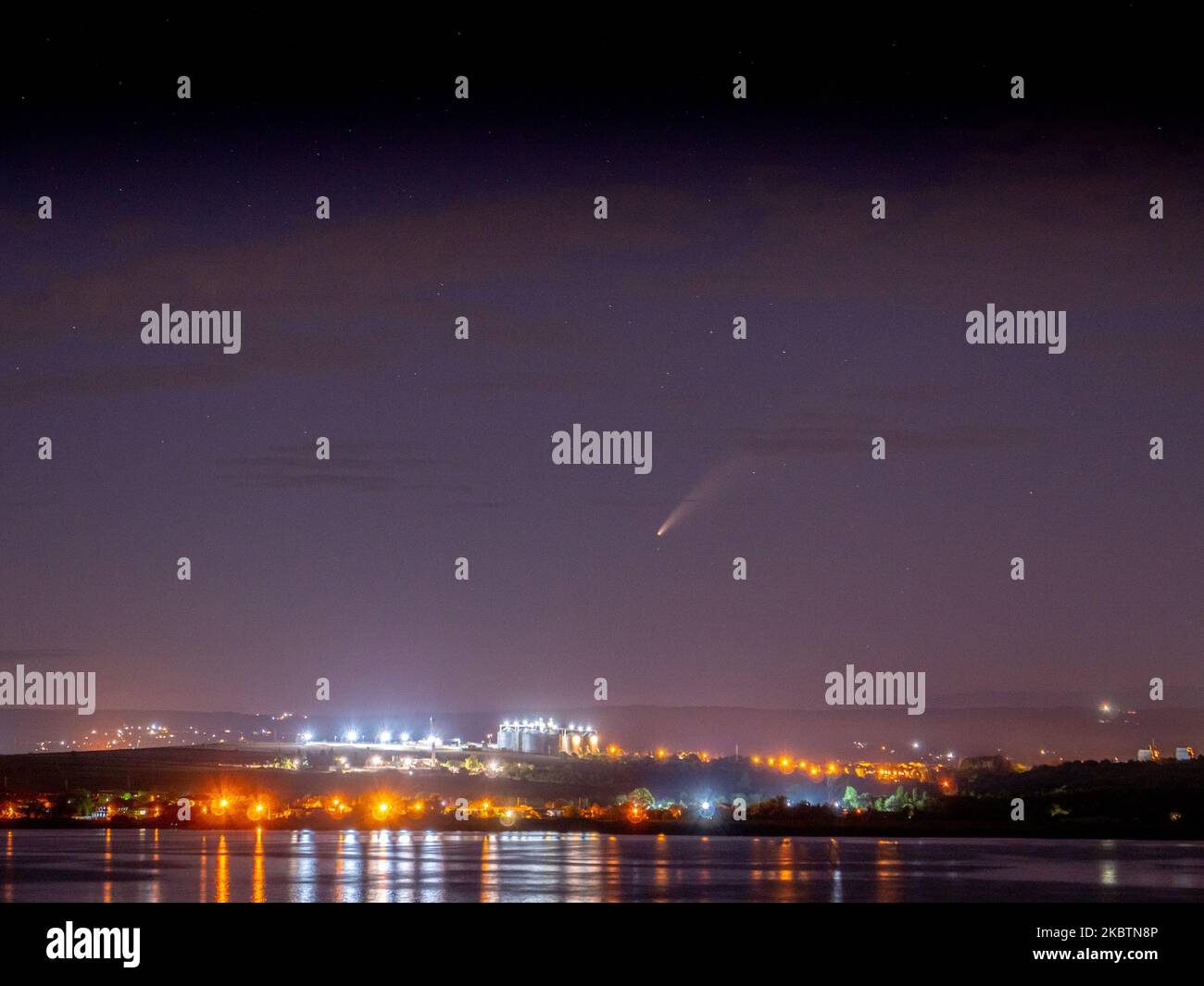 C/2020 F3 NEOWISE o Comet NEOWISE si vede sopra il cielo notturno del ...