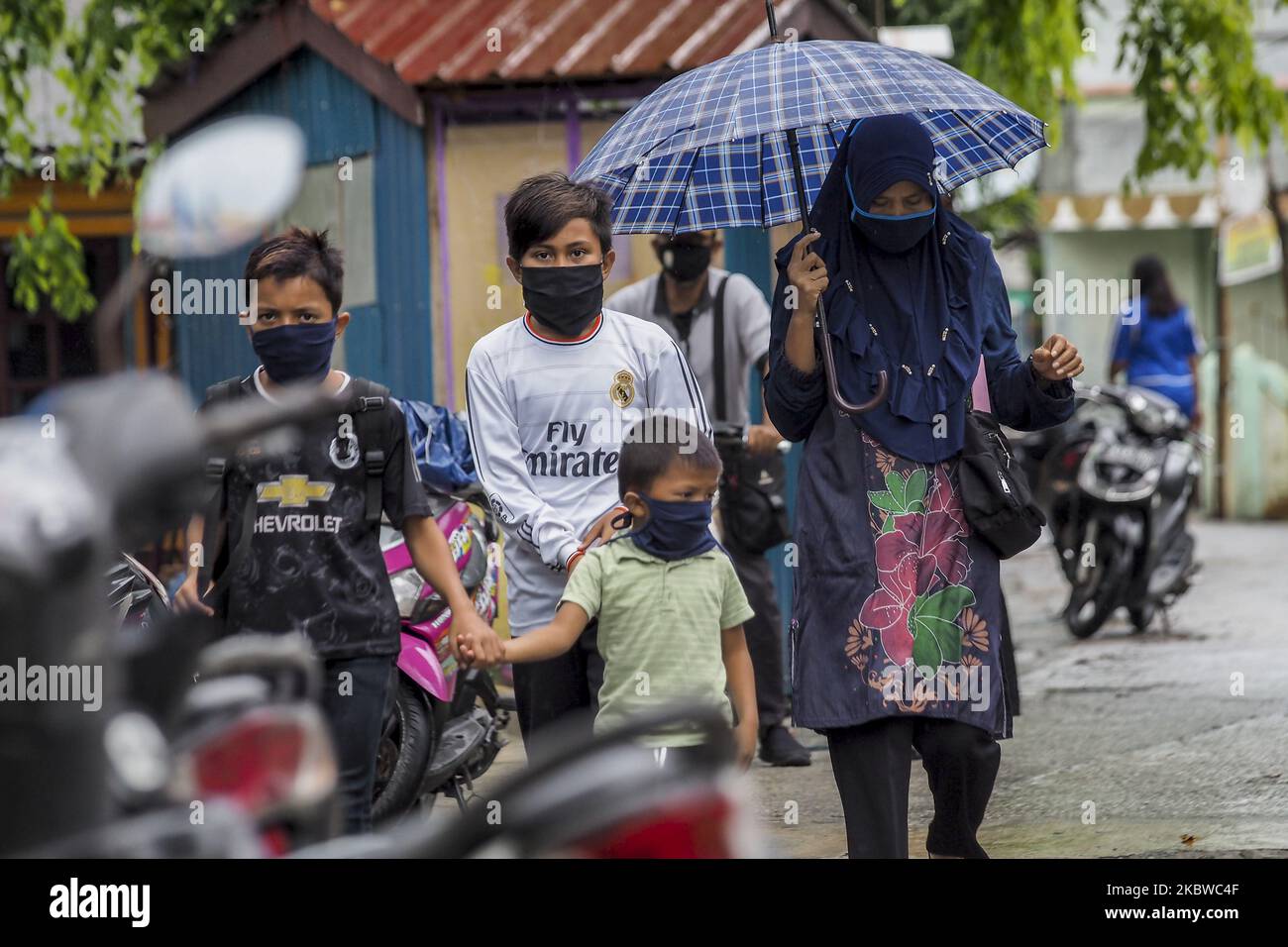 I residenti indossano vari tipi di isole remote nella città di Batam ...