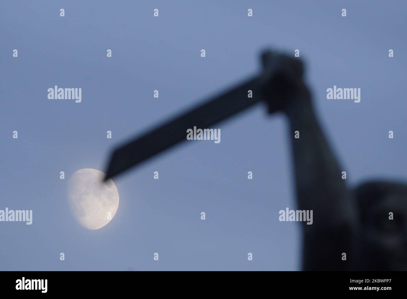Il monumento di Syrena, simbolo della città, è visto con la luna nel ...