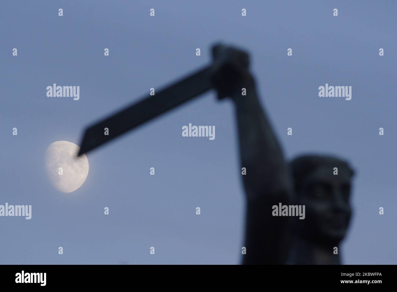 Il monumento di Syrena, simbolo della città, è visto con la luna nel ...