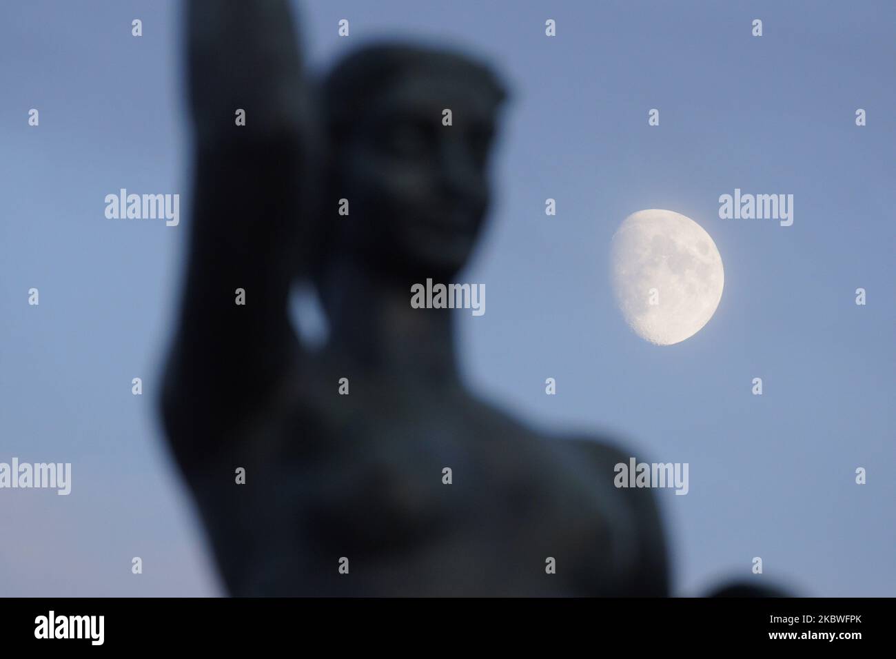 Il monumento di Syrena, simbolo della città, è visto con la luna nel ...