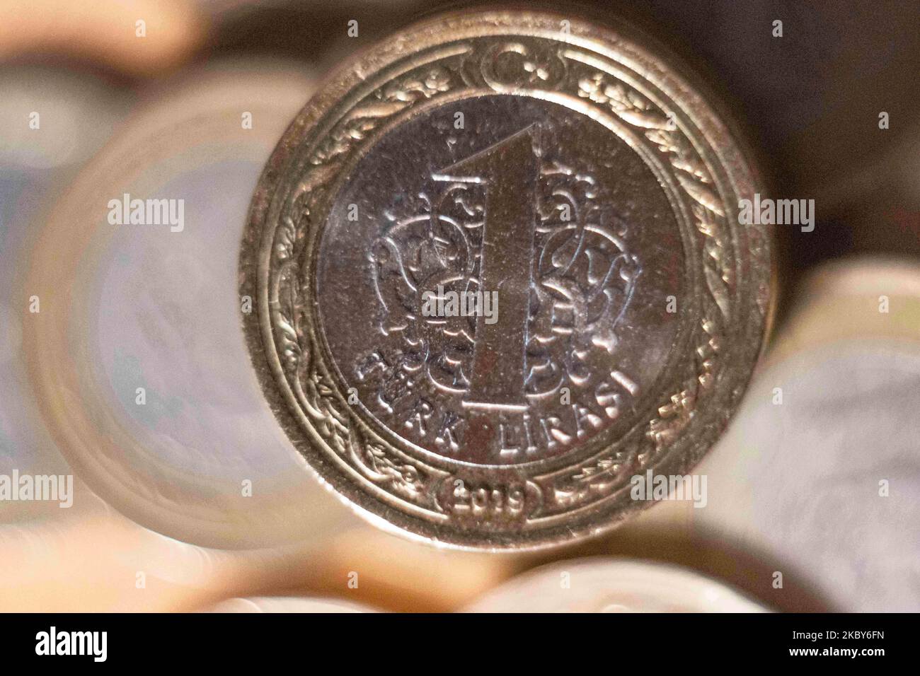 Primo piano delle monete da 1 lire turche, la moneta locale della ...