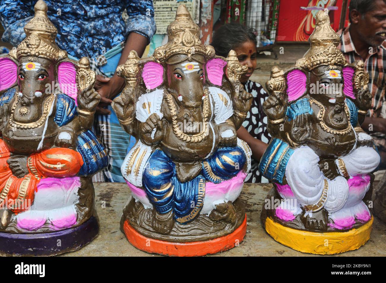 Piccoli idoli di argilla di Lord Ganesha (Lord Ganesh) in vendita lungo la strada durante il ...