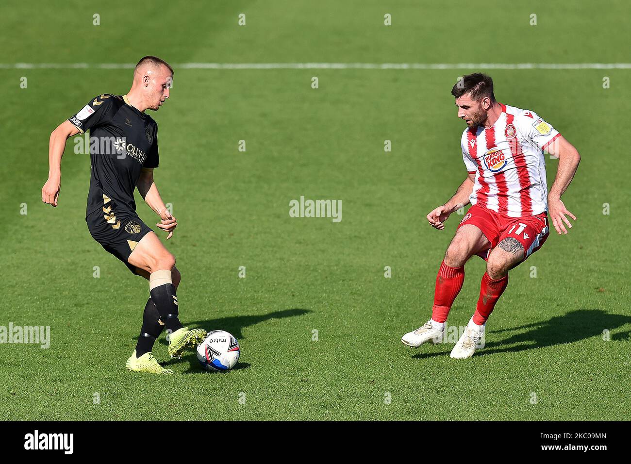 Stevenage's Danny Newton e Oldham Athletic's Tom Hamer durante la ...