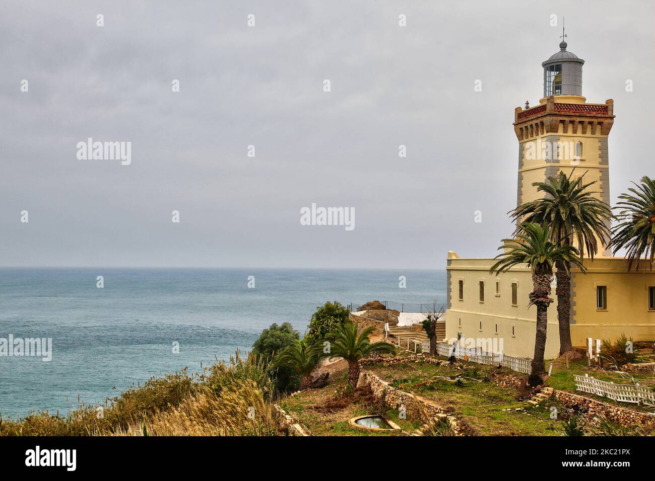 Faro di Capo Spartel all'ingresso dello stretto di Gibilterra a Tangeri ...