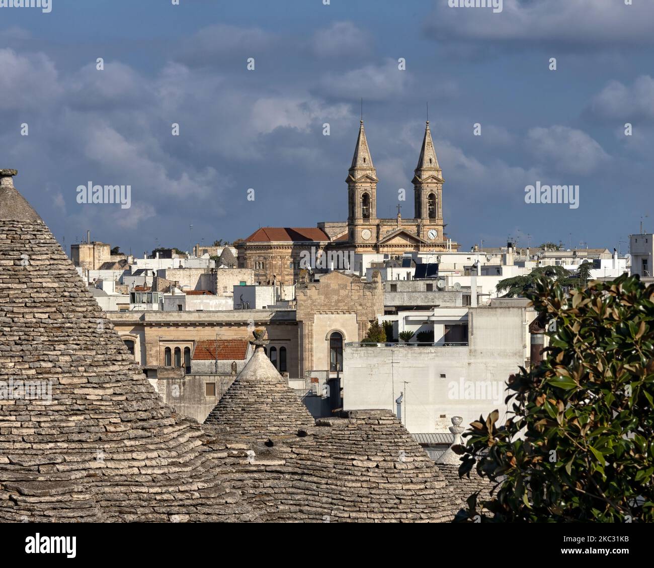 ALBEROBELLO, ITALIA - 15 OTTOBRE 2022: Vista sui tetti delle case dei ...