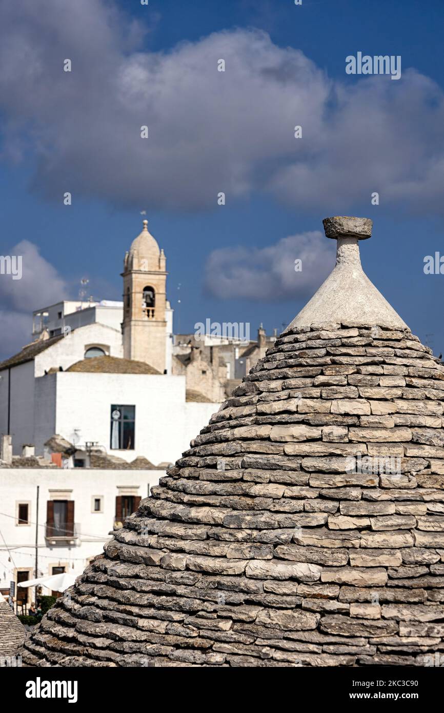 ALBEROBELLO, ITALIA - 15 OTTOBRE 2022: Vista sui tetti delle case dei ...