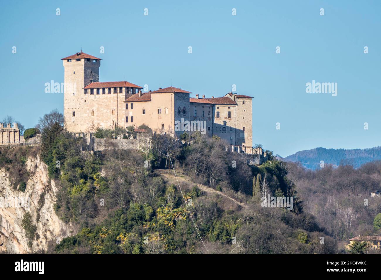 Castello ad angera immagini e fotografie stock ad alta risoluzione - Alamy