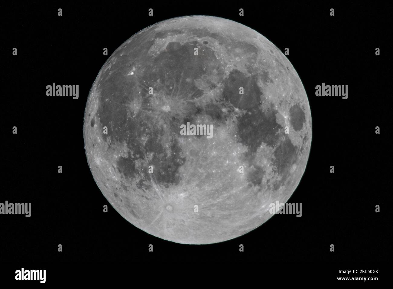 Luminosa e bella illuminazione a luna piena nel buio cielo notturno la ...