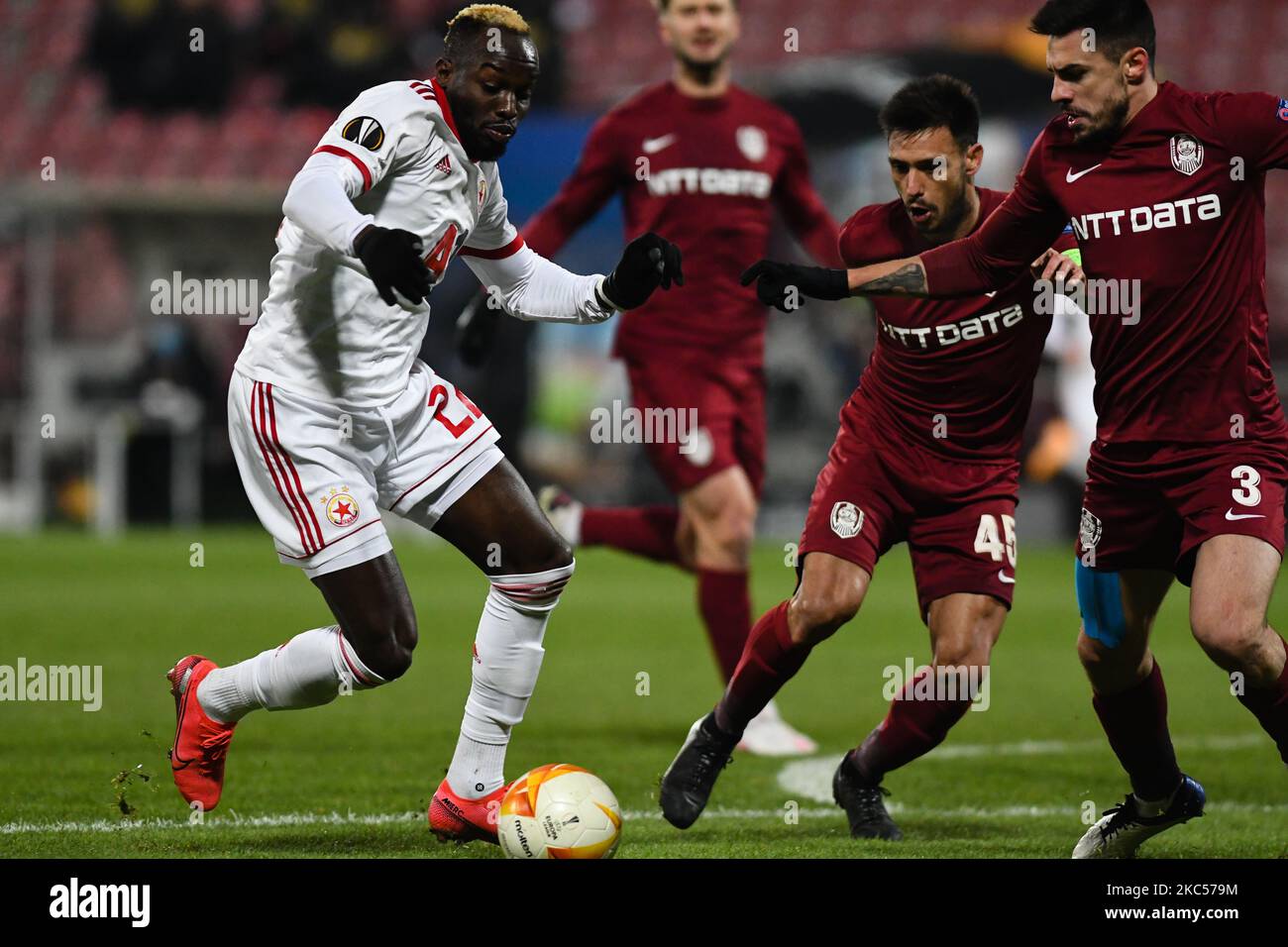 Amos Youga, centrocampo difensivo di CSKA Sofia , Andrei Burca Centre ...
