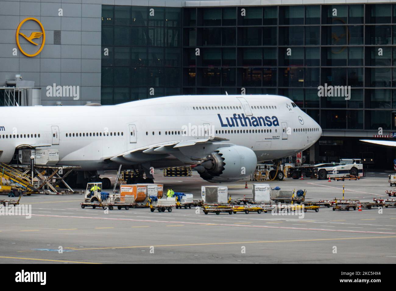 Lufthansa Boeing 747-8 a due piani, un velivolo iconico visto nell ...