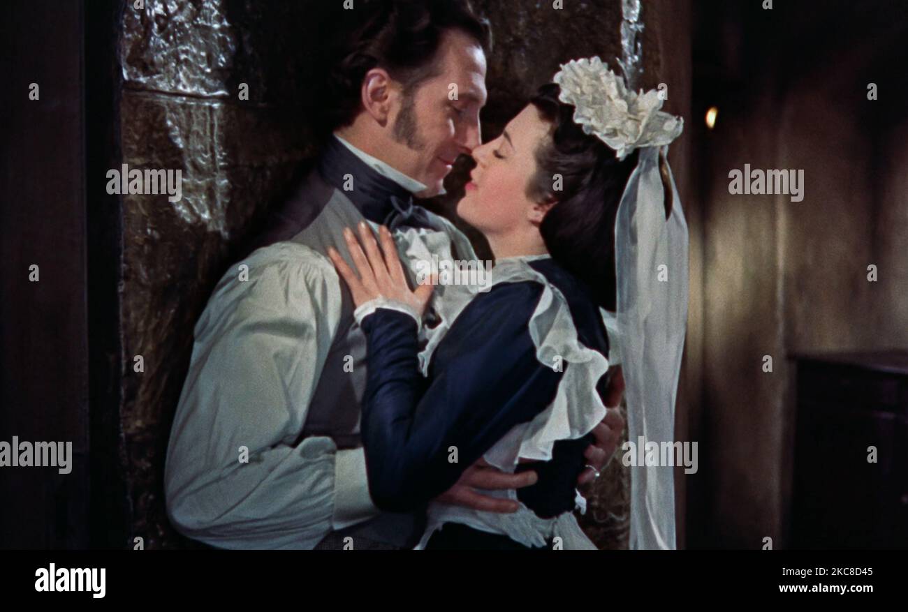 STATI UNITI. Valerie Gaunt e Peter Cushing in una scena dal (C)Warner ...